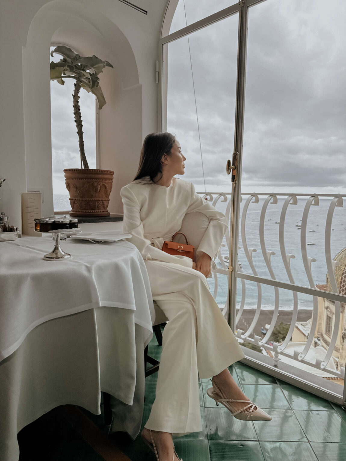 3 white outfits I wore in Positano | Glam & Glitter